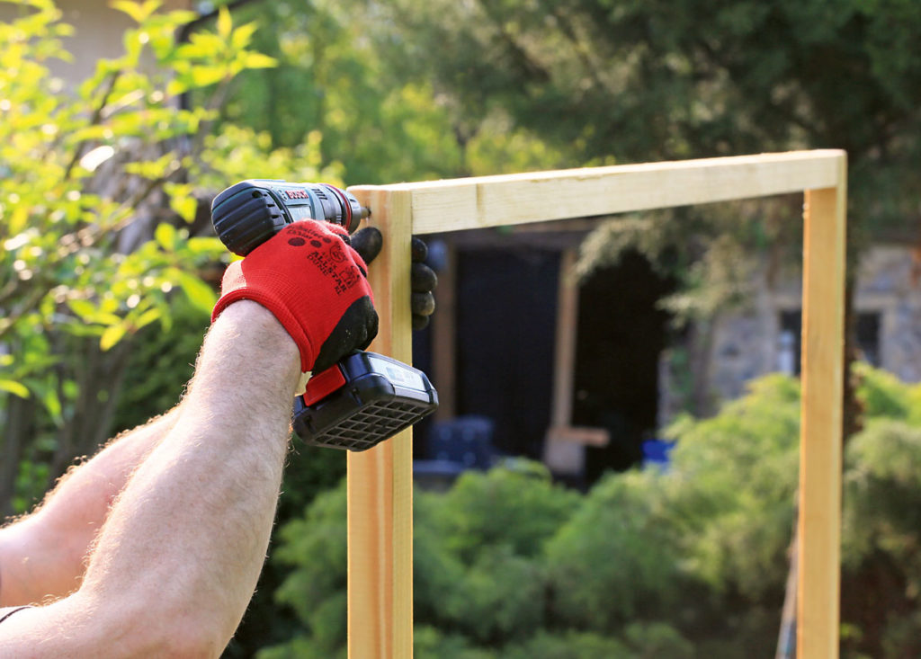 Vyvýšený záhon pro pěstování rajčat se stříškou a provázky na uvazování ...