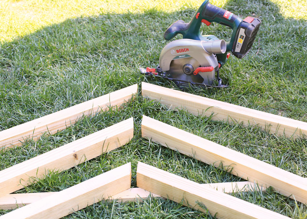 Vyvýšený záhon pro pěstování rajčat se stříškou a provázky na uvazování ...