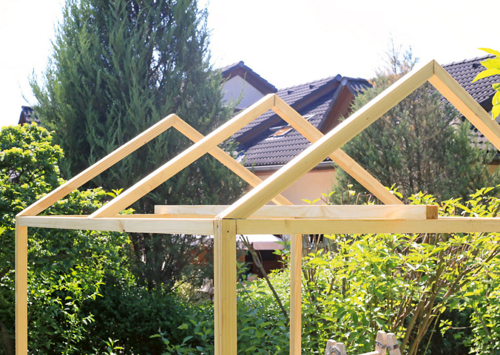 Vyvýšený záhon pro pěstování rajčat se stříškou a provázky na uvazování ...